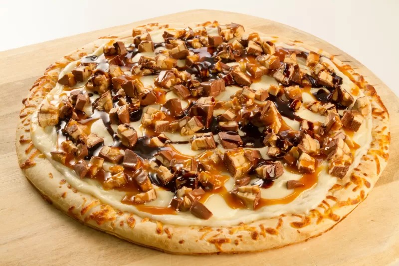 Recette de pizza sucrée au chocolat, caramel et Snickers
